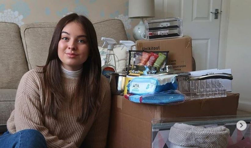 Eve Bennett Unboxes UniKitOut